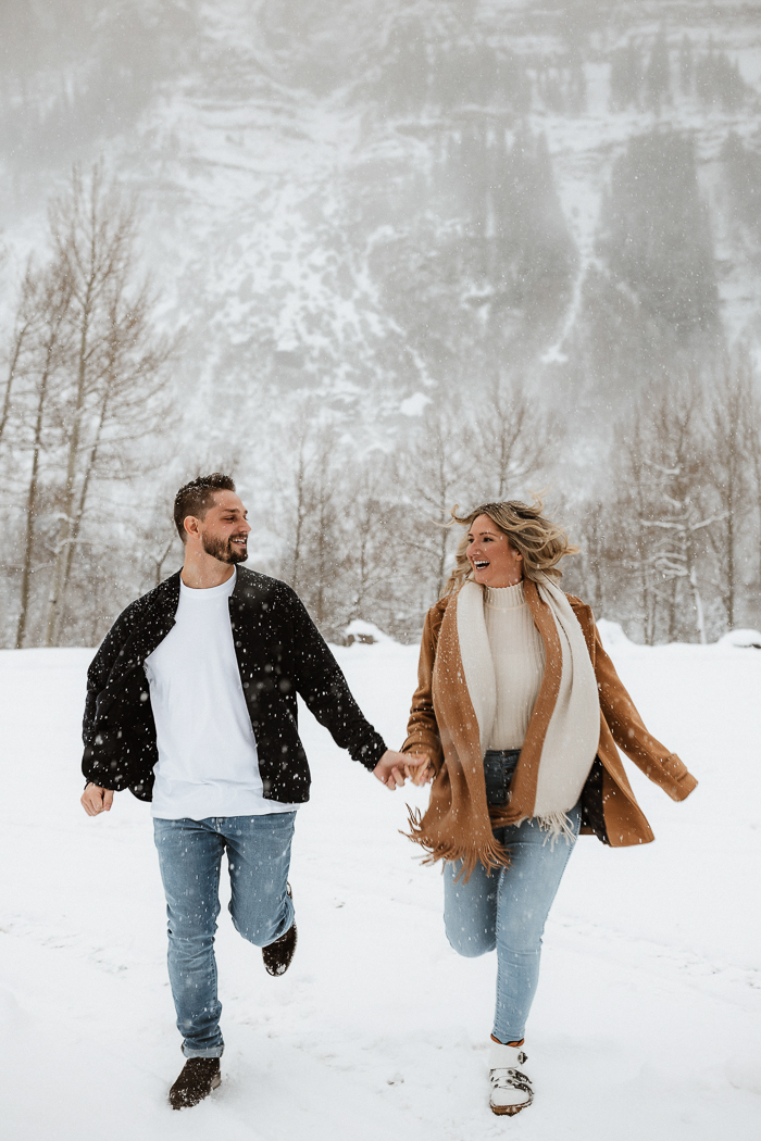 Engagement Photo Poses to Bring to Your Photographer | Junebug Weddings