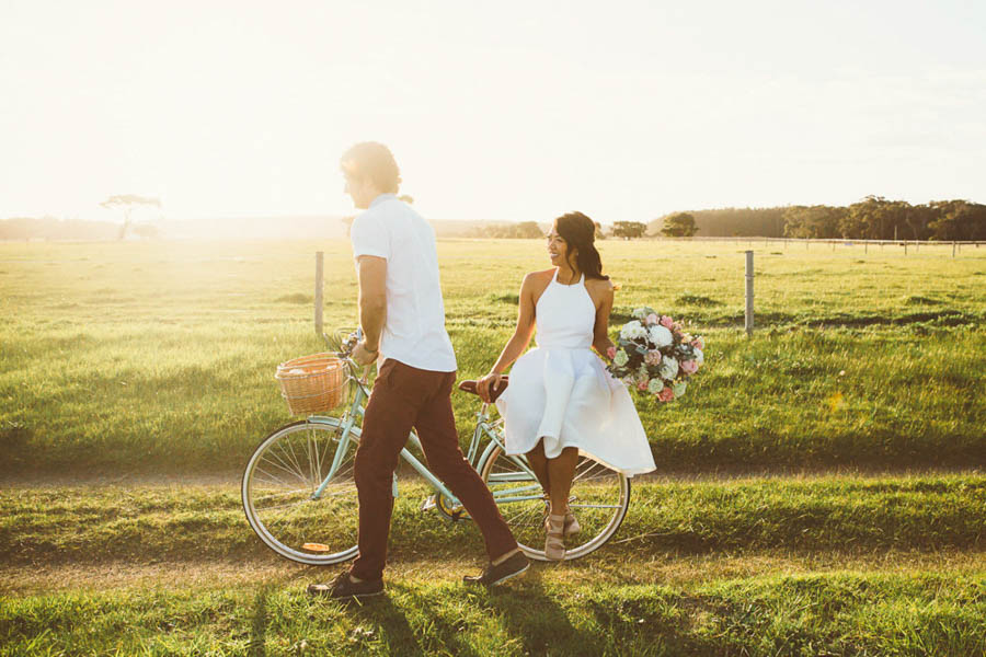Adorable Perth Engagement Photos in the Countryside | Junebug Weddings