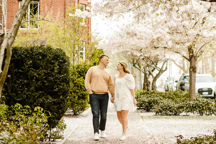 Engagement Photo Poses to Bring to Your Photographer | Junebug Weddings