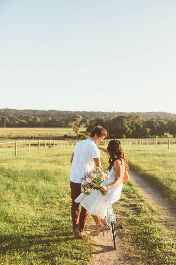 Adorable Perth Engagement Photos in the Countryside | Junebug Weddings